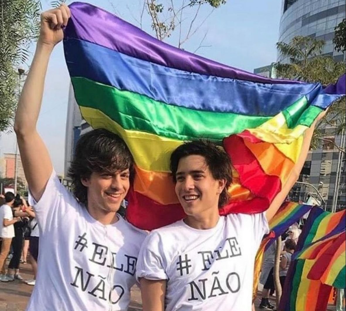 Irmão de Luciano Huck e marido lançam projeto musical nos EUA