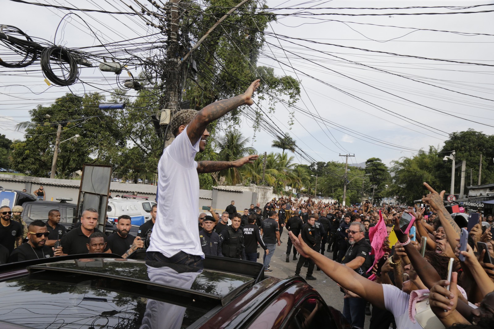 MC Poze do Rodo é libertado e deixa presídio em Bangu recebido por ...