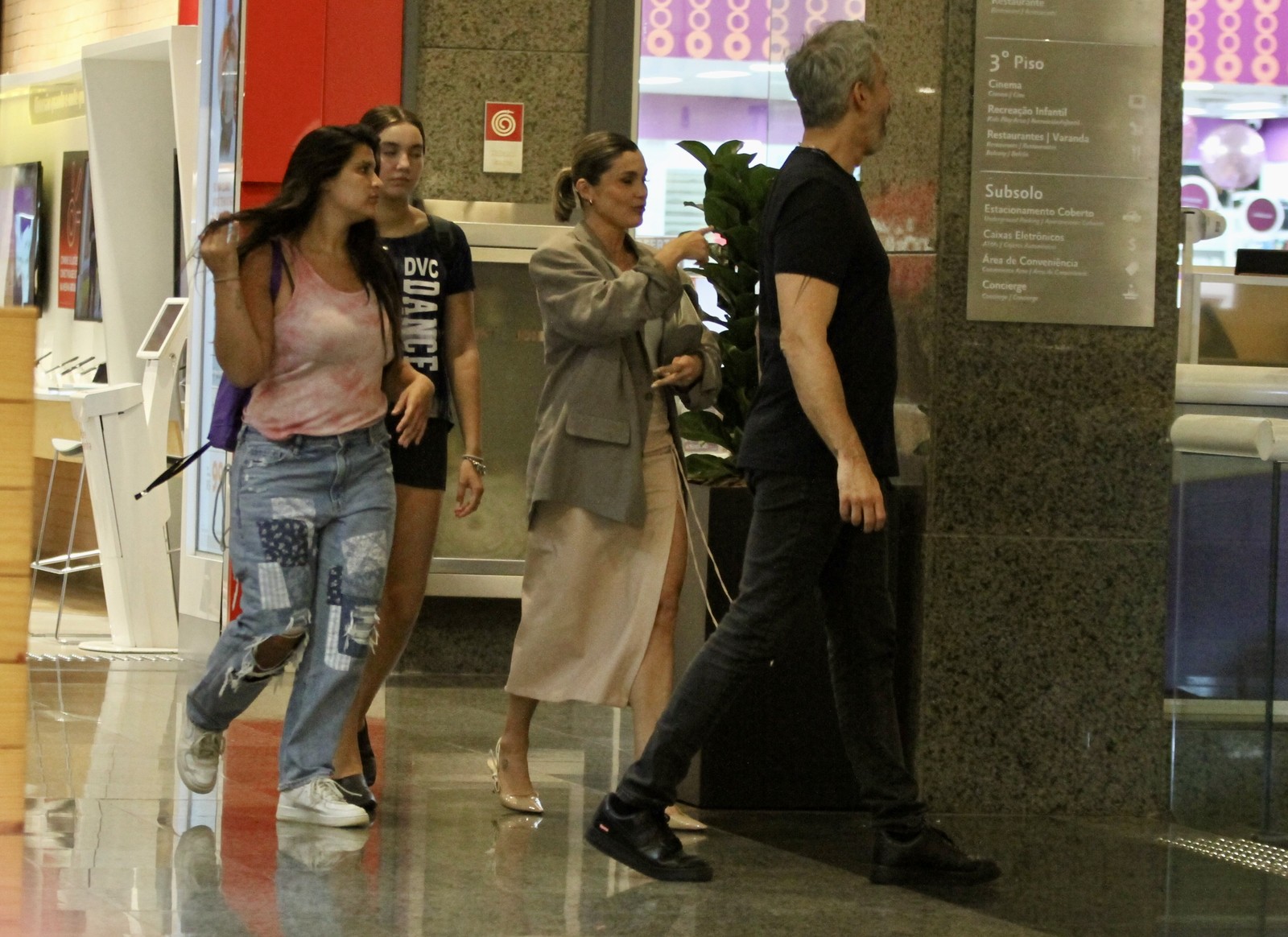 Flávia Alessandra e Otaviano Costa passeiam com filhas e brincam com ...