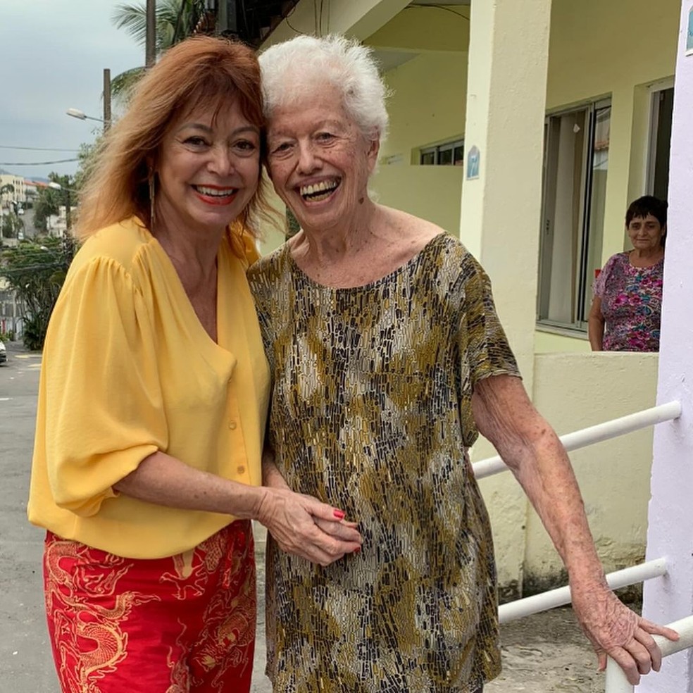 Mãe de Bruno Mazzeo visita atriz e ex-vedete Íris Bruzzi no Retiro dos ...