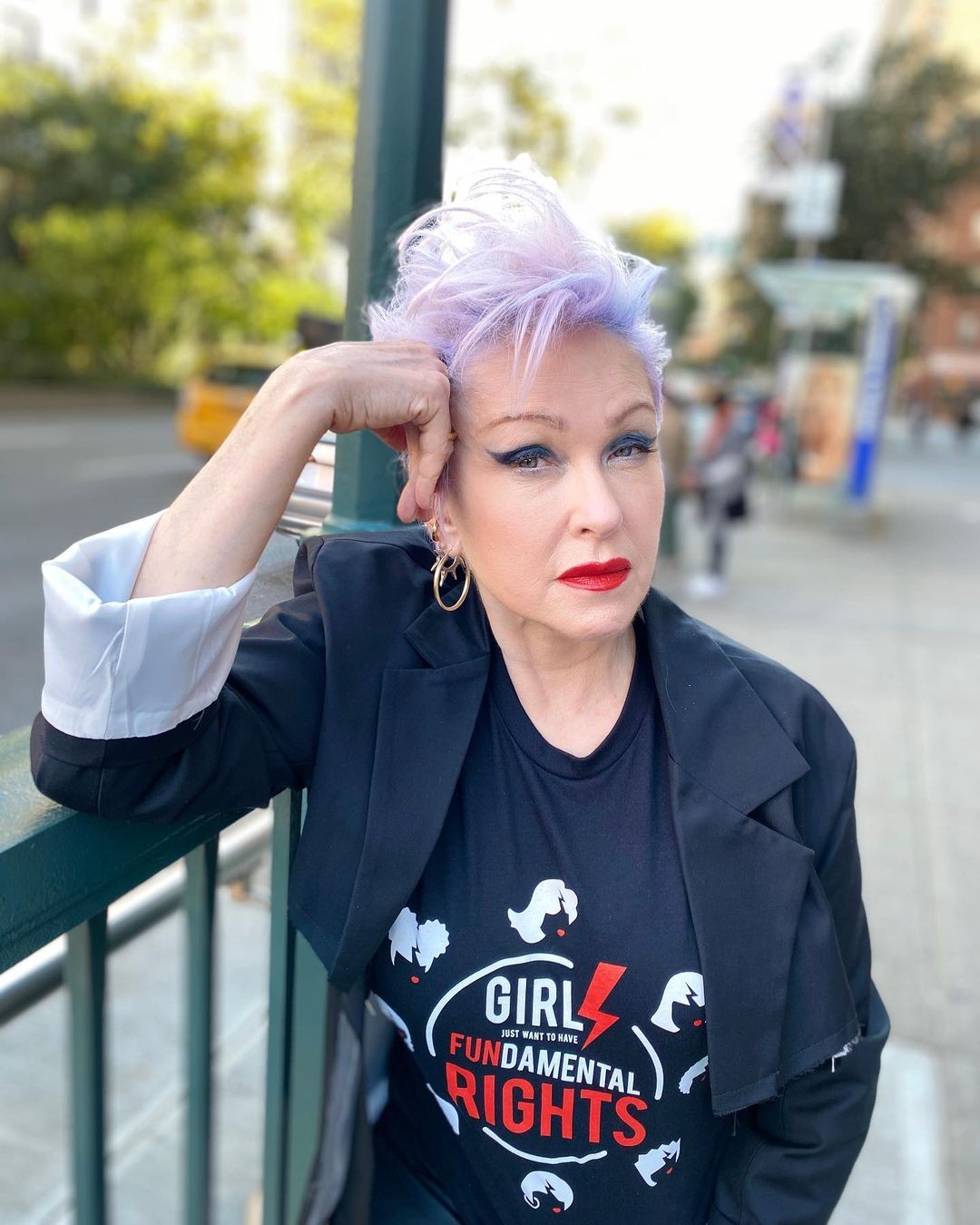 Nos 70 anos de Cyndi Lauper, relembre diferentes visuais e hits da artista