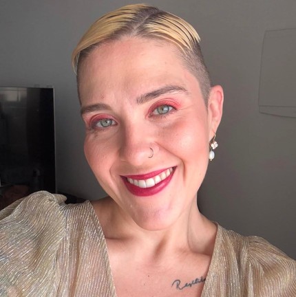 Sandrão na série 'Tremembé', atriz é casada com designer gráfica; conheça