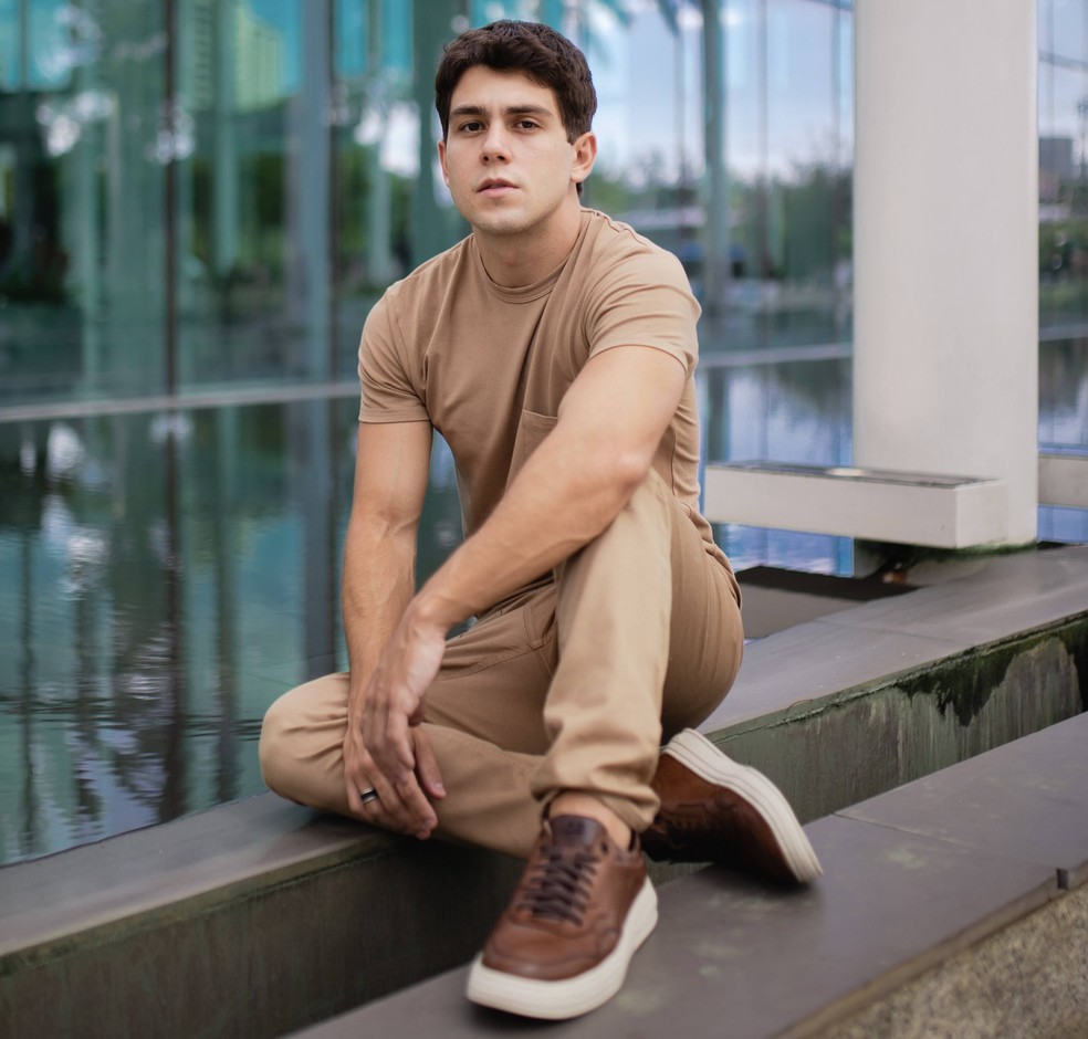 Daniel Rangel vive o tímido e virgem Guto na novela ‘Família é tudo’: ‘Ele é muito inseguro’