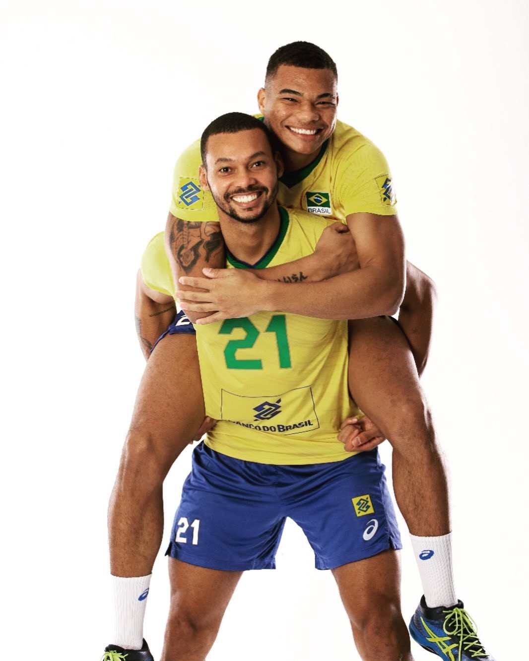 Irmãos e companheiros de quadra, Darlan e Alan do vôlei fazem sucesso ...