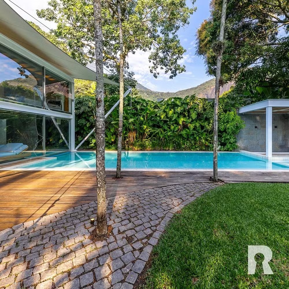 Com piscina até o interior da casa, Bruno Gagliasso e Giovanna Ewbank ...