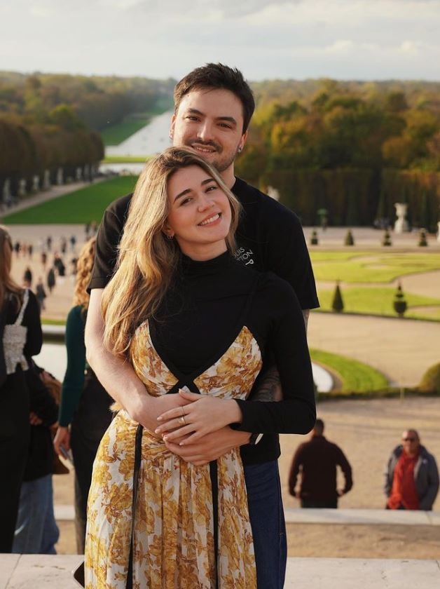 Em Paris, Felipe Neto comemora 1 ano de namoro e se hospeda em suíte ...