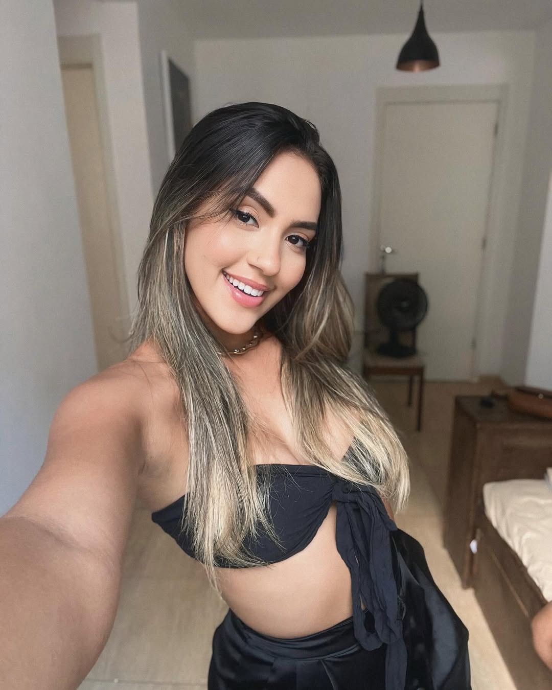 Campeão do 'BBB', Davi Brito posa em clima de romance com a namorada após afastamento dela das redes