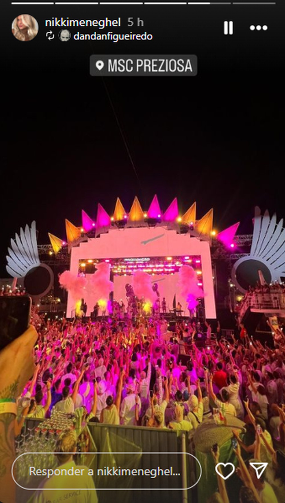 Nikki Meneghel curte shows e posa com amigos no Navio da Xuxa