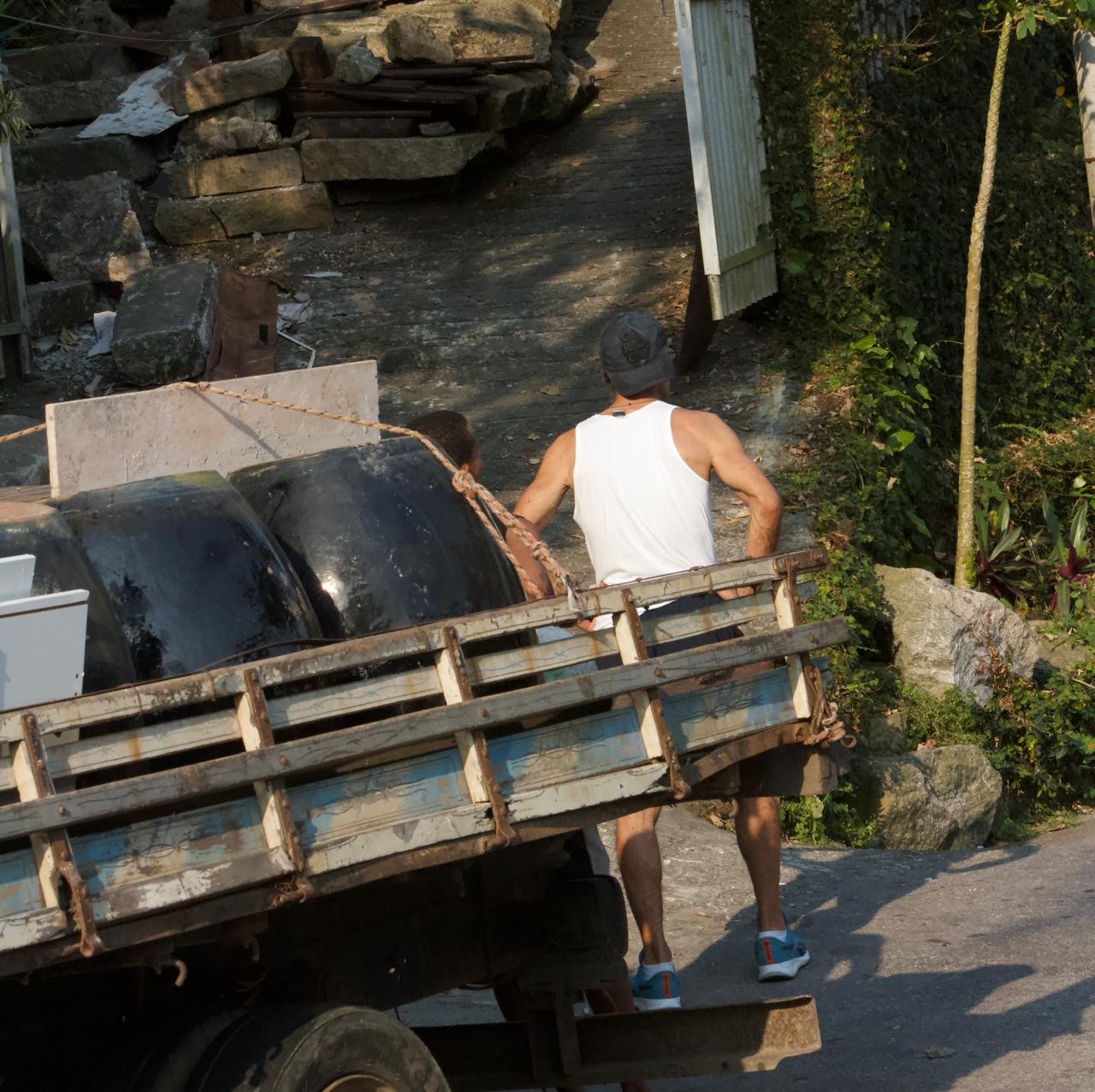 Mário Gomes volta com a família para casa de onde foi despejado ...