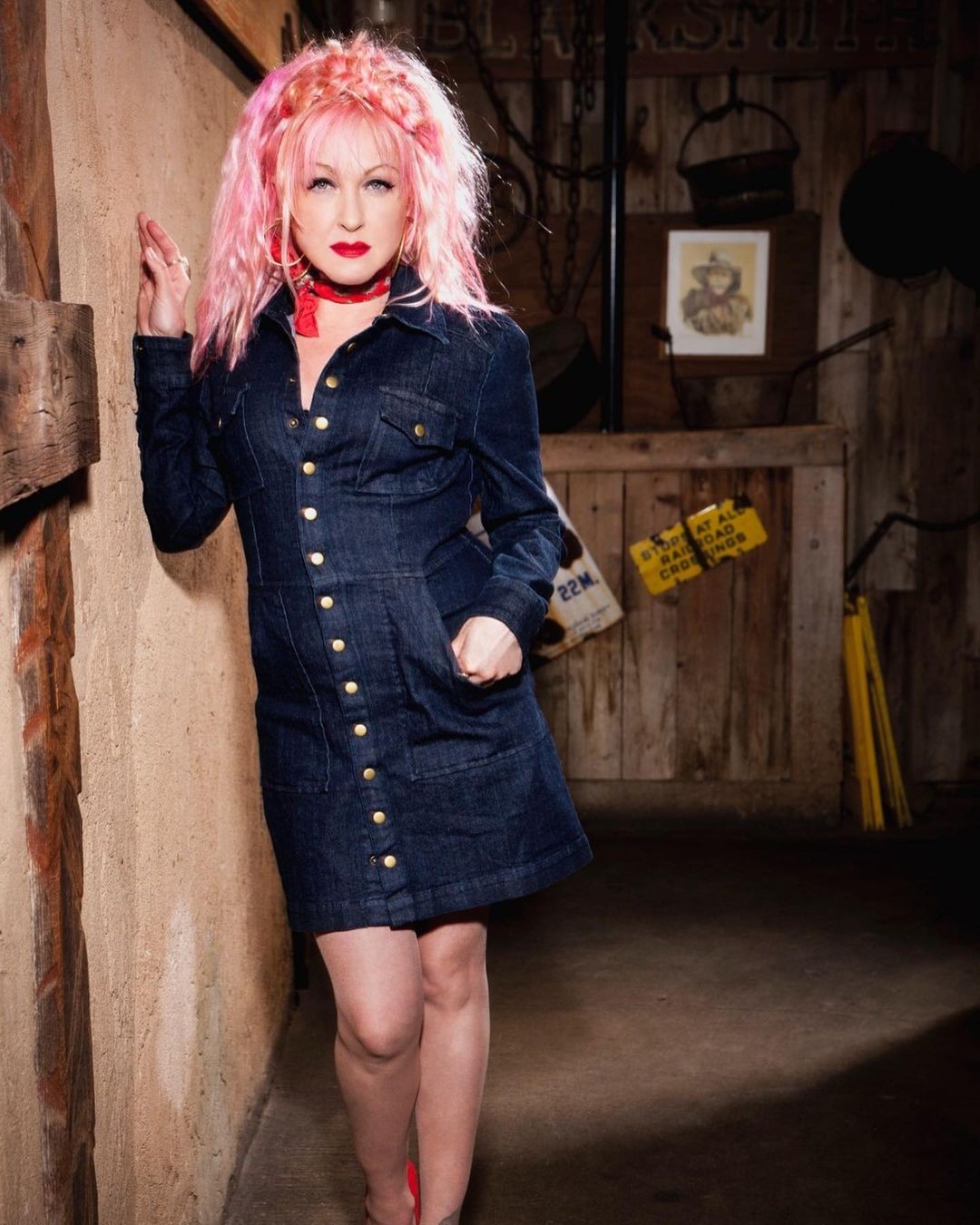 Nos 70 anos de Cyndi Lauper, relembre diferentes visuais e hits da artista