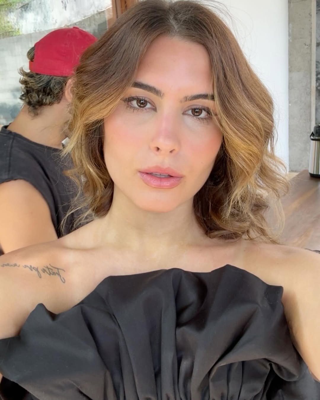 Aos 24 anos, filha cantora de Claudia Abreu investe na carreira de atriz