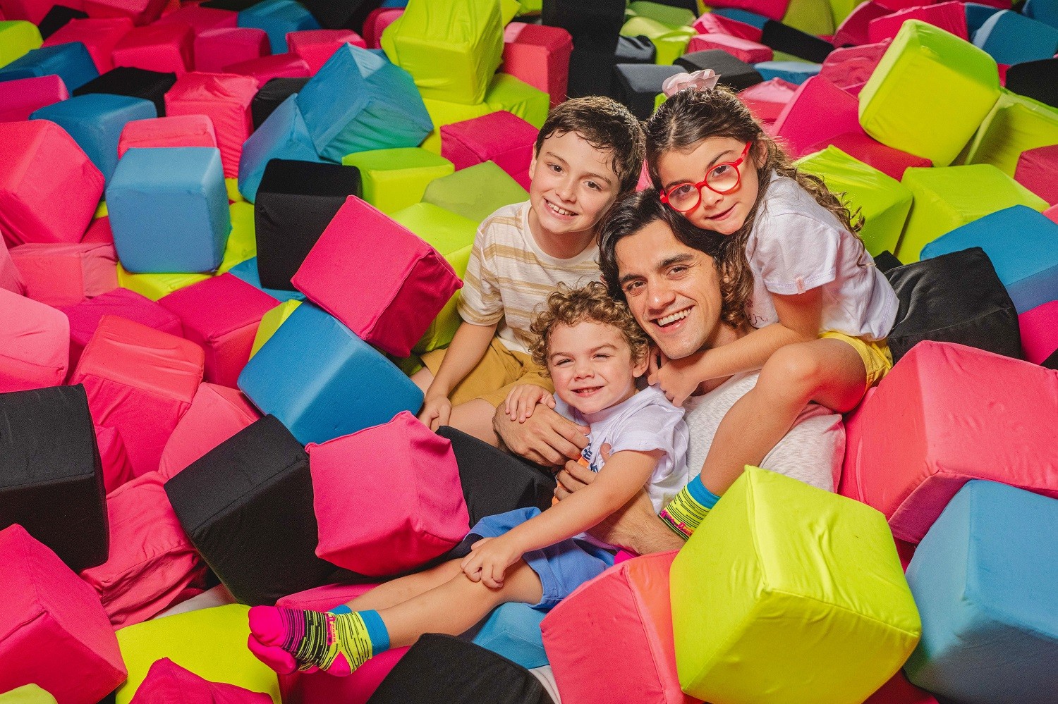 Felipe Simas se esbalda com os filhos em trampolins e reflete: 'Sou ...