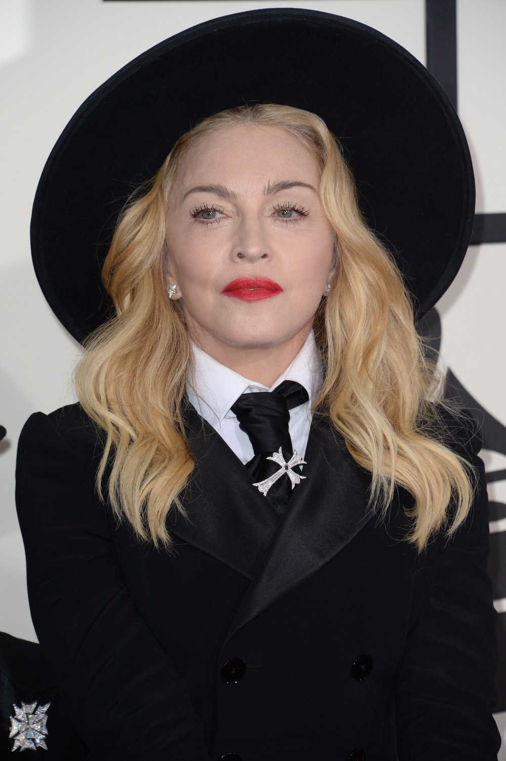 Lingerie à mostra, batom vermelho... Veja oito vezes em que Madonna reinou no universo da moda