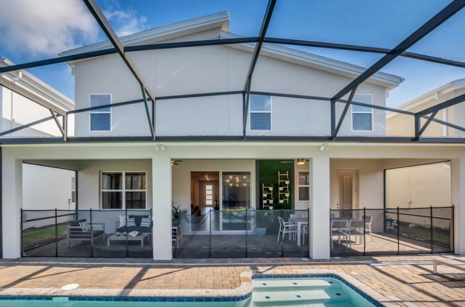 Mansão temática de Deborah Secco com nove quartos nos EUA pode ser alugada por R$ 3 mil a diária ...