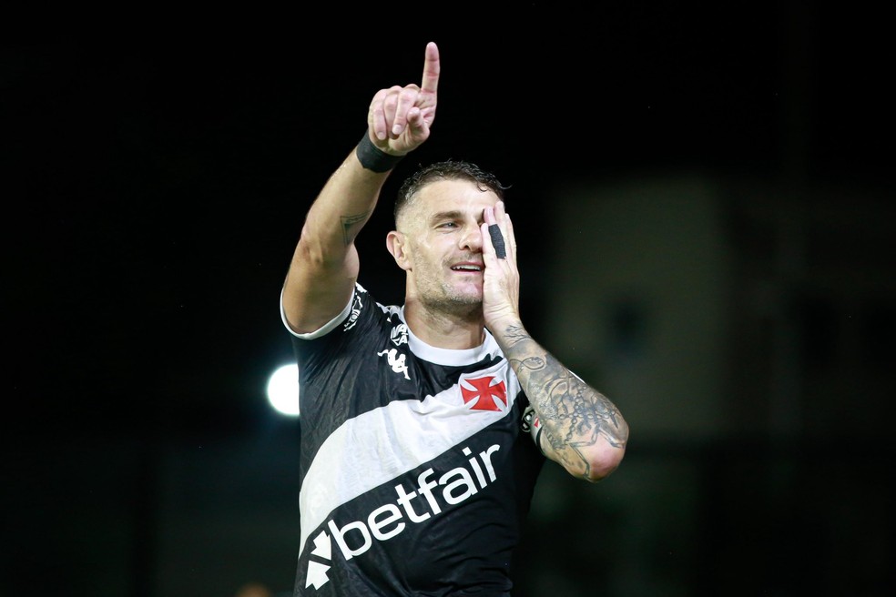 Romântico e família: sensação do Vasco, argentino Vegetti se casou com ...