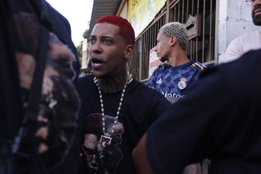 MC Poze do Rodo chega ao Complexo de Gericinó para aguardar a saída de ...