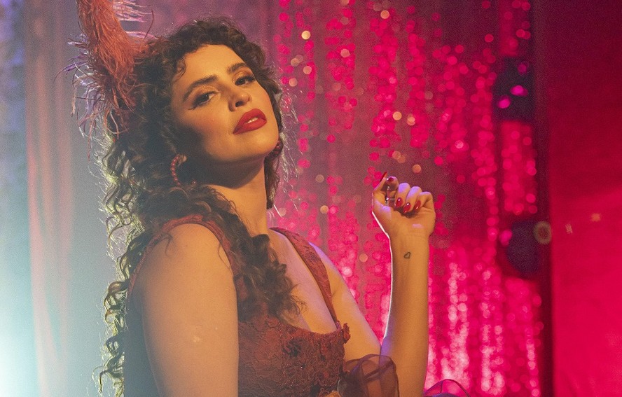 Além de atuar em ‘No rancho fundo’, Natascha Falcão canta a música de abertura da novela com ...