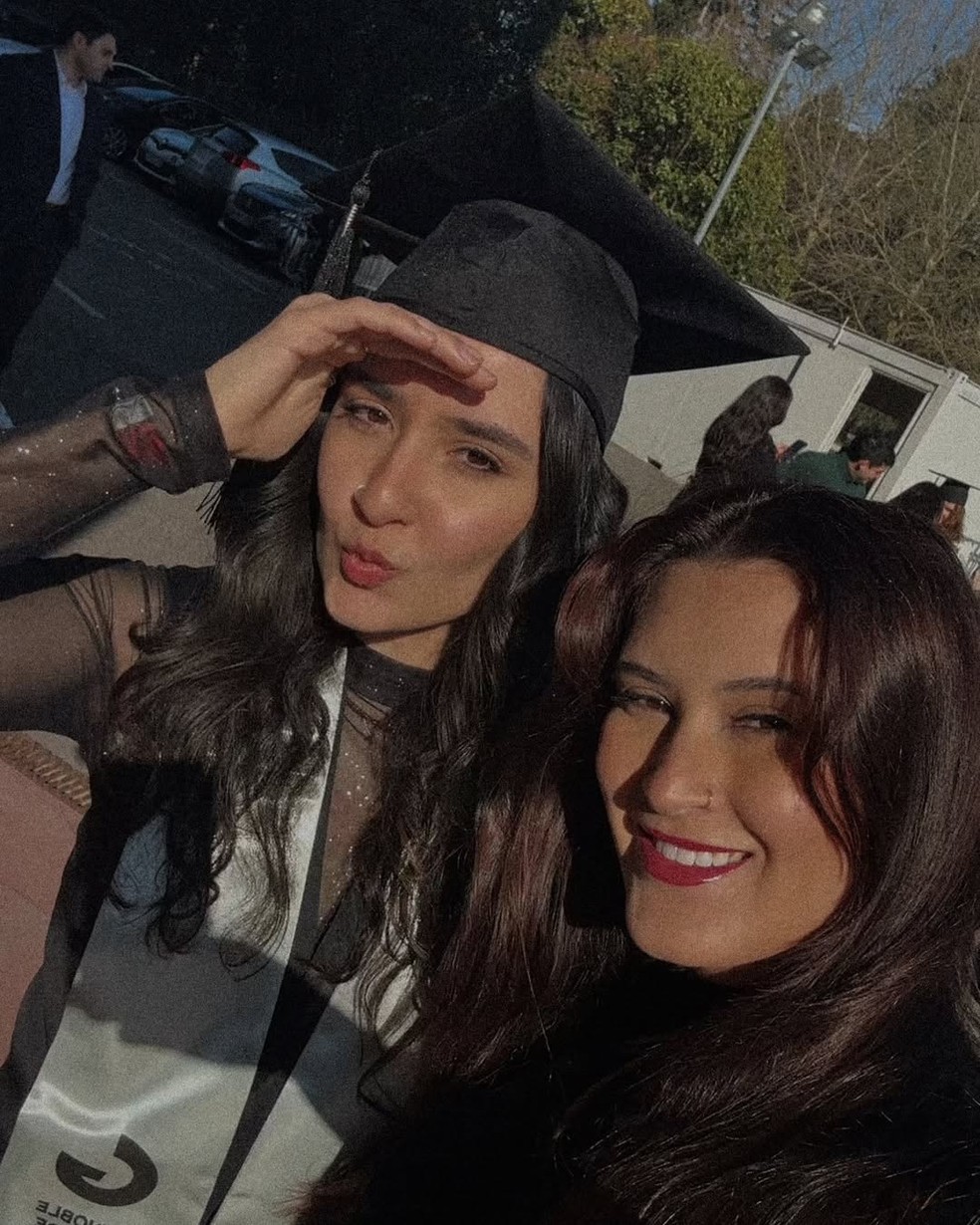 Na França, Fátima Bernardes posa em praia com filha discreta: 'Parceira ...