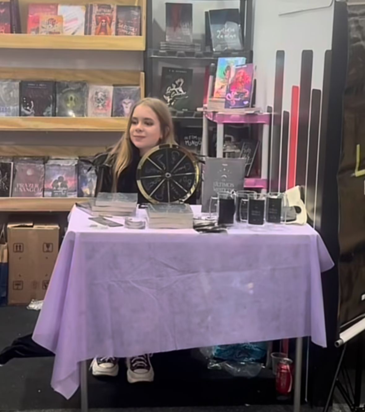 Escritora independente de 20 anos que viralizou na Bienal consegue ...