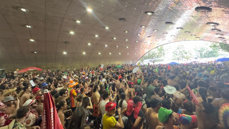 Carnaval 2026 começa com 70 blocos no Rio neste domingo