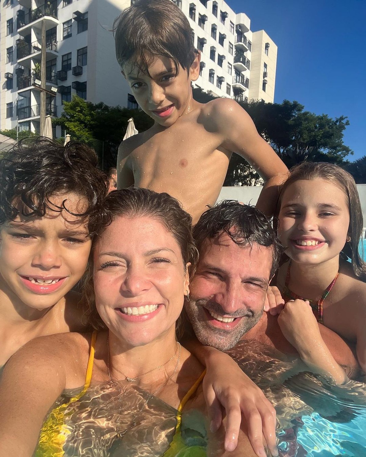 Bárbara Borges e Iran Malfitano reúnem filhos em piscina: 'Nós dois somos cinco'