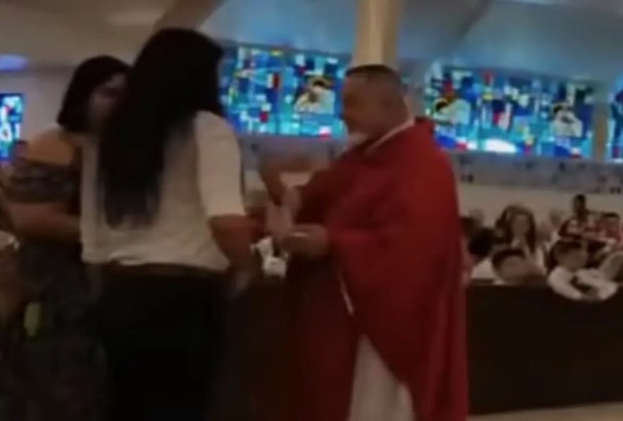 Padre morde mão de fiel durante a comunhão em missa na Flórida