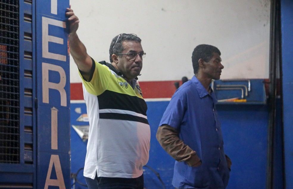 Pai de Anitta continua trabalhando em sua loja de baterias automotivas ...