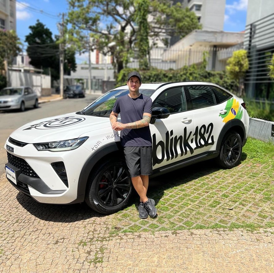 Fã de Blink 182, ex-BBB Rafinha tem carro personalizado da banda e ...