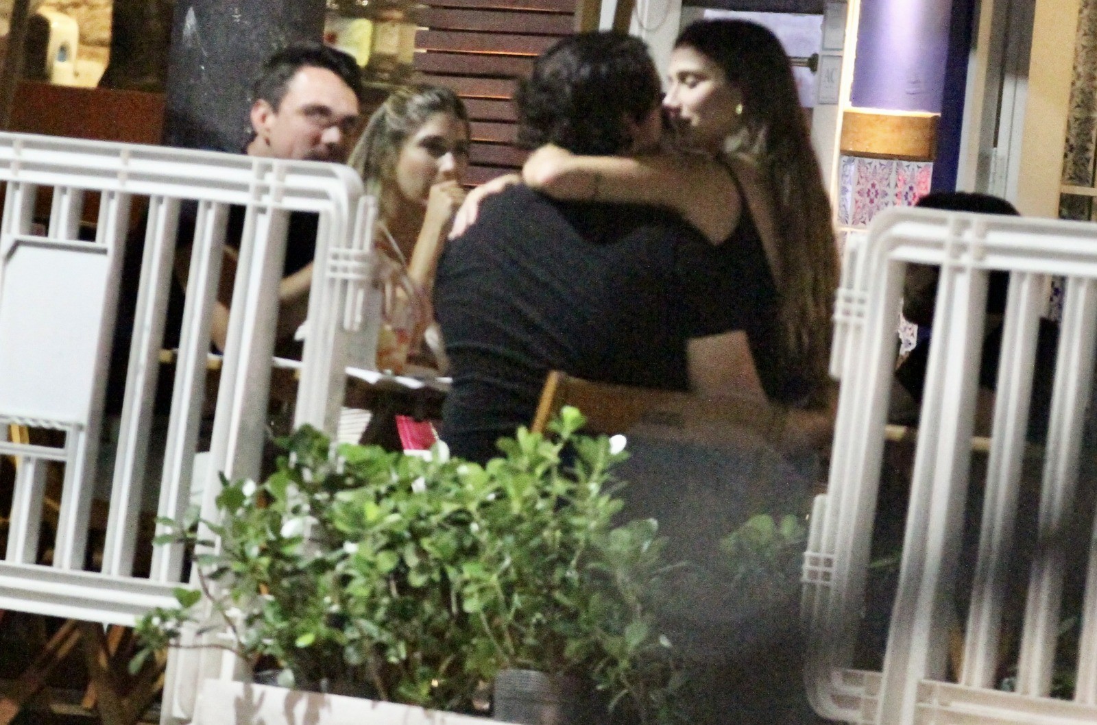 Em rara aparição, Olin Batista posa com namorada no aniversário dela