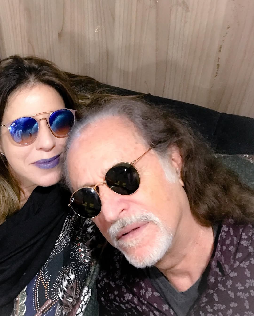 Alceu Valença beija a esposa, Yanê, em bastidor de show no Rio: casal ...