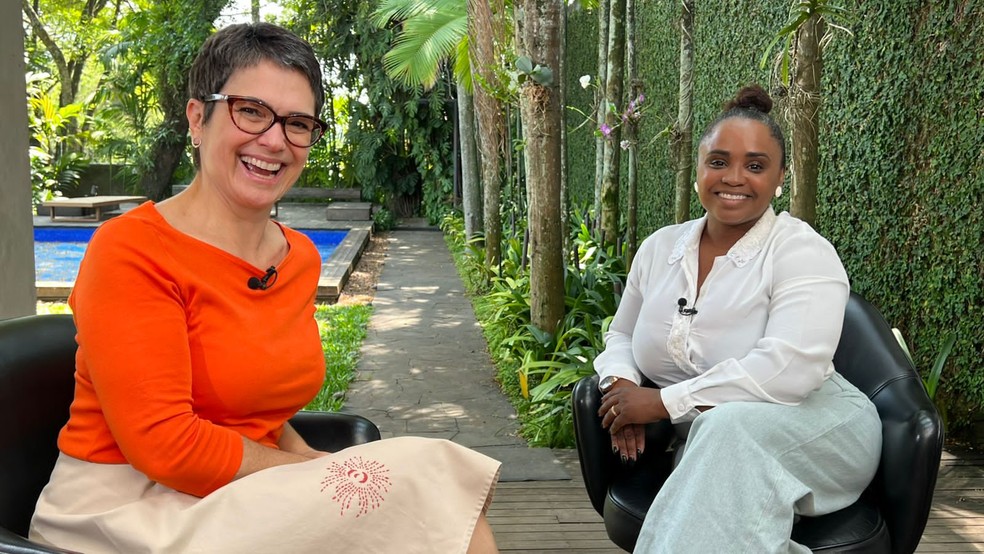 Sandra Annemberg presenteia Rebecca Andrade com tricô feito por ela nos ...