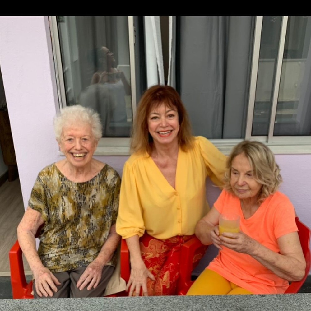 Mãe de Bruno Mazzeo visita atriz e ex-vedete Íris Bruzzi no Retiro dos ...