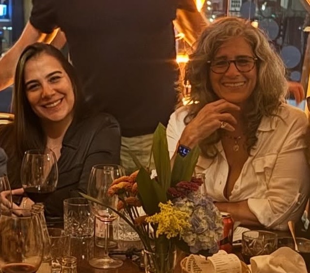 Lúcia Veríssimo aparece ao lado da mulher em jantar com atriz em São Paulo