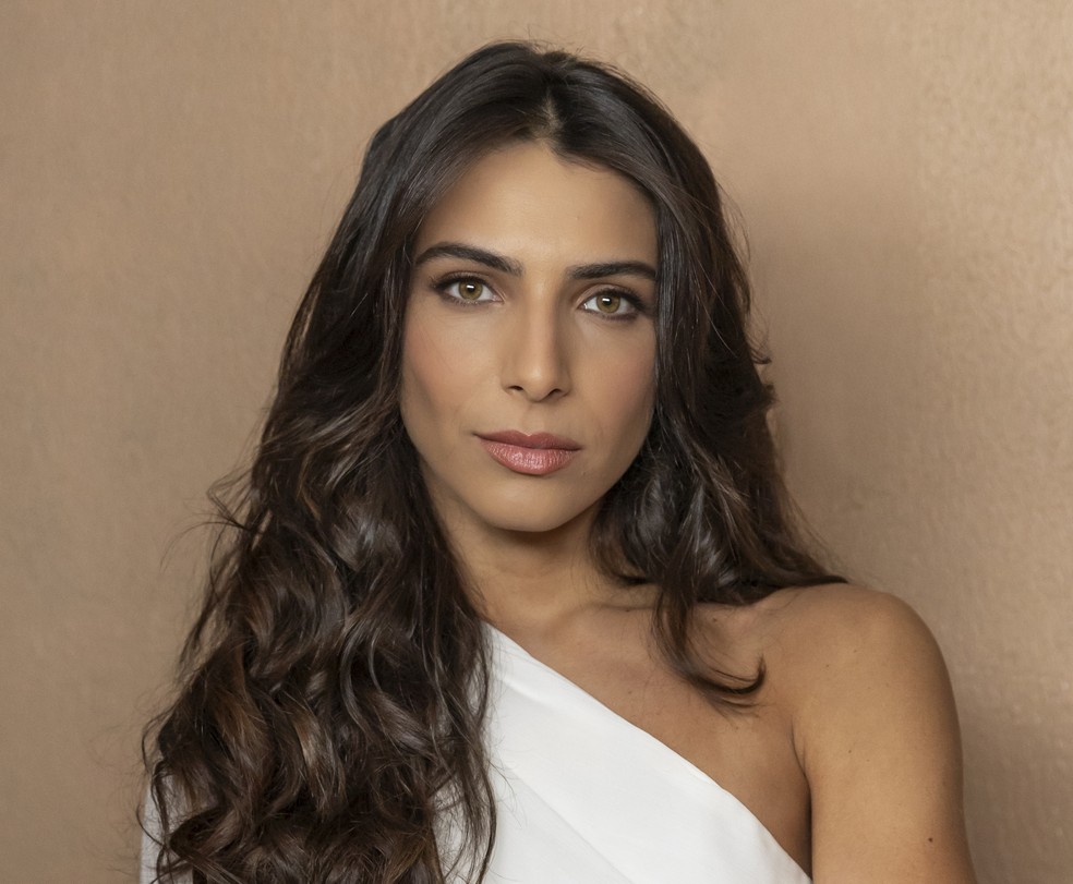 Nos resumos de ‘Mania de você’, Mavi filma Molina e posta o vídeo do pai na web