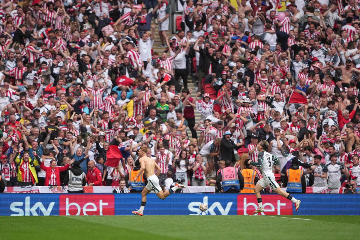 Sunderland vence Sheffield nos acréscimos e está de volta à Premier League