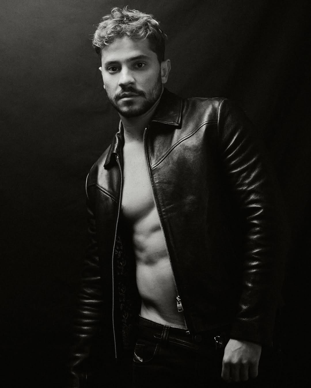 Discreto e pinta de galã: por que o ator André Lamoglia faz tanto ...