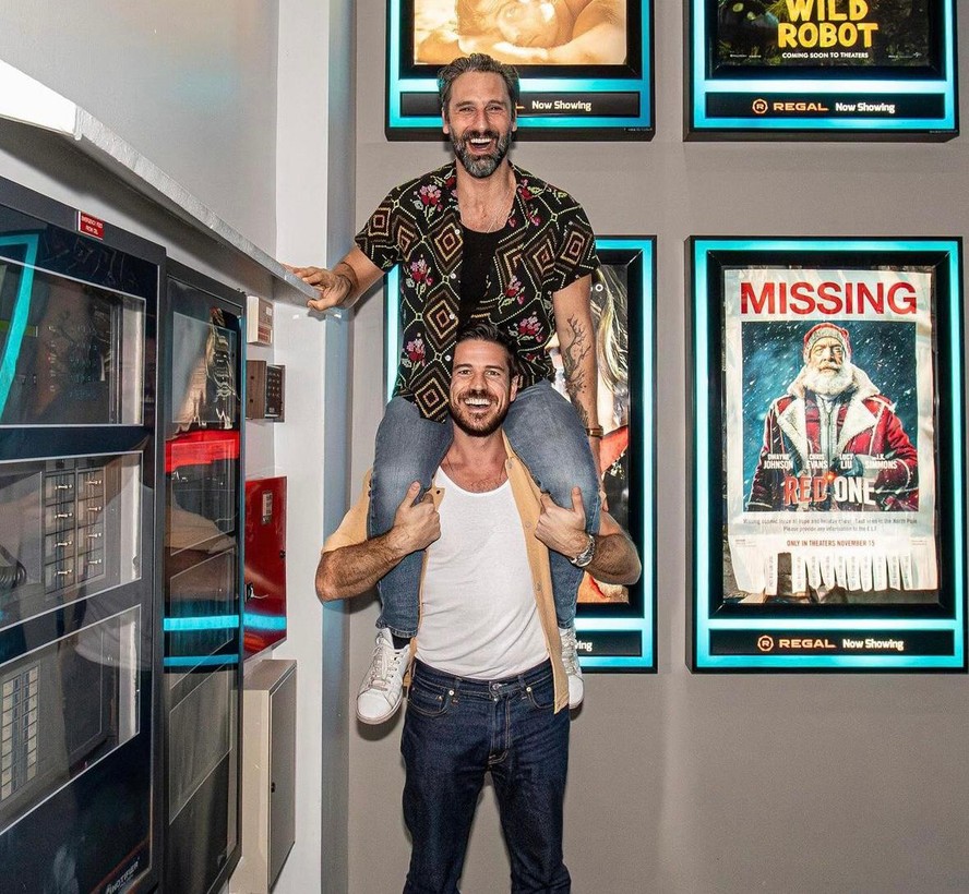 Marcos Pigossi faz foto divertida com o marido italiano em Miami