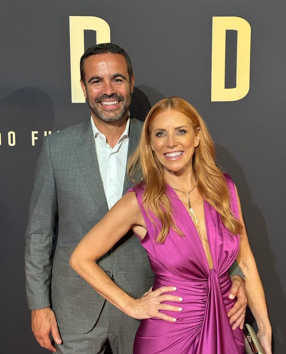 Casado há 30 anos, pinta de galã e avô: o técnico português e família ...