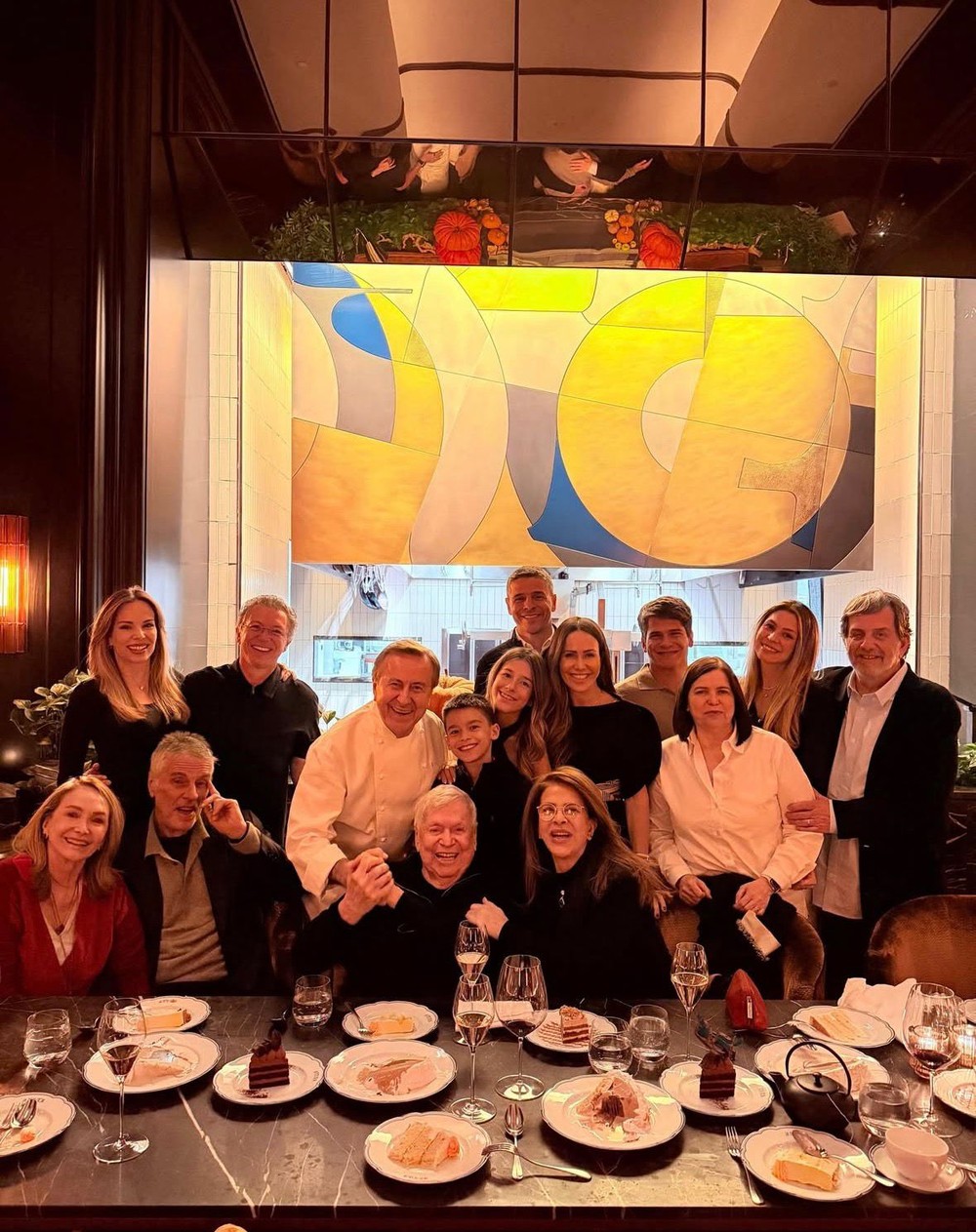 Boni reúne família e filho Boninho em aniversário de 90 anos em Nova York