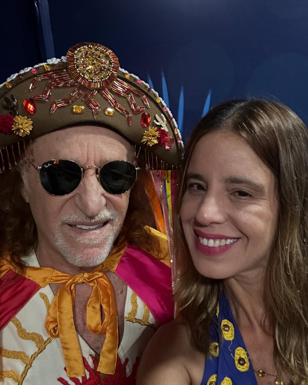 Alceu Valença beija a esposa, Yanê, em bastidor de show no Rio: casal ...