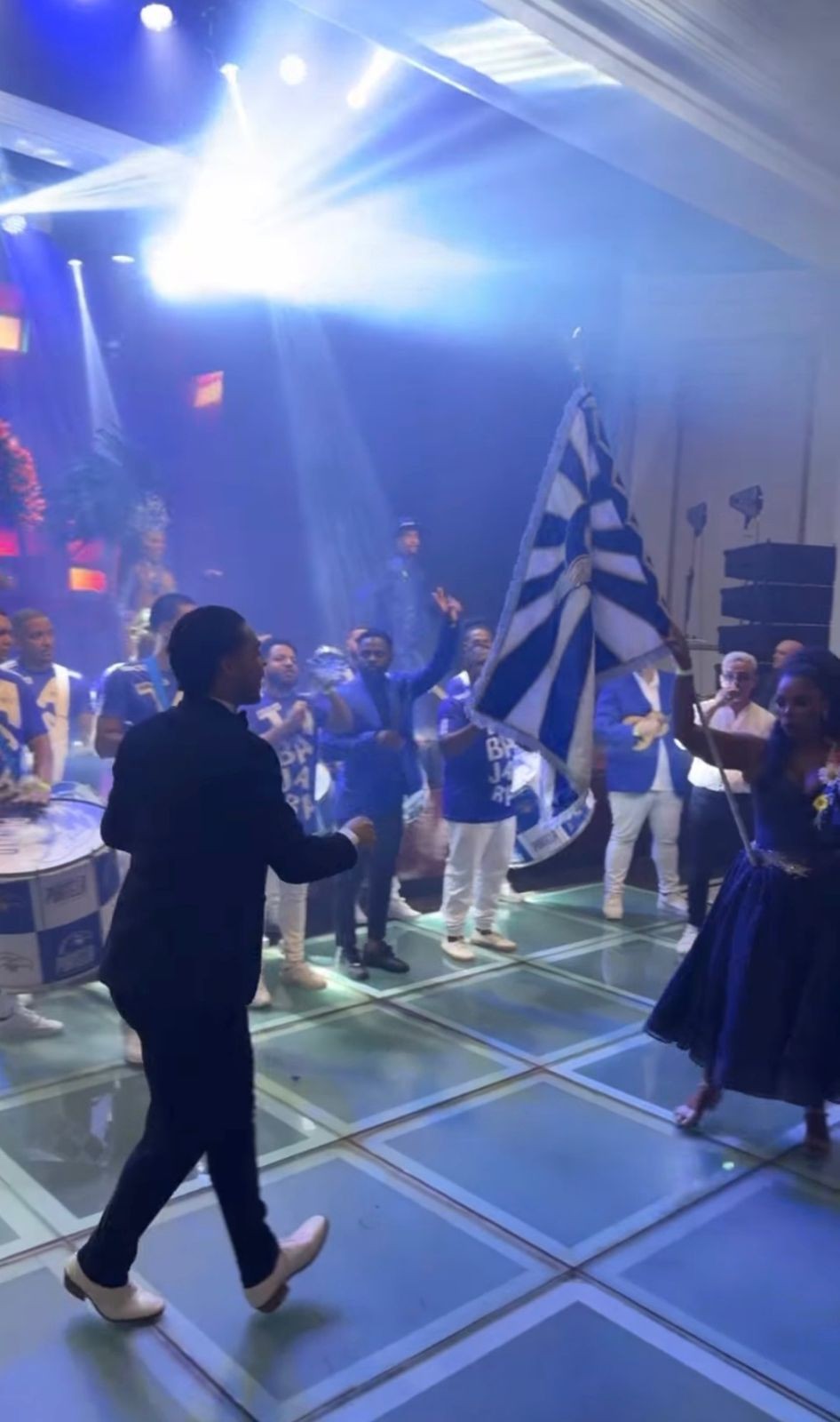 Zico celebra 73 anos com a mulher, filhos, netos e ex-craques