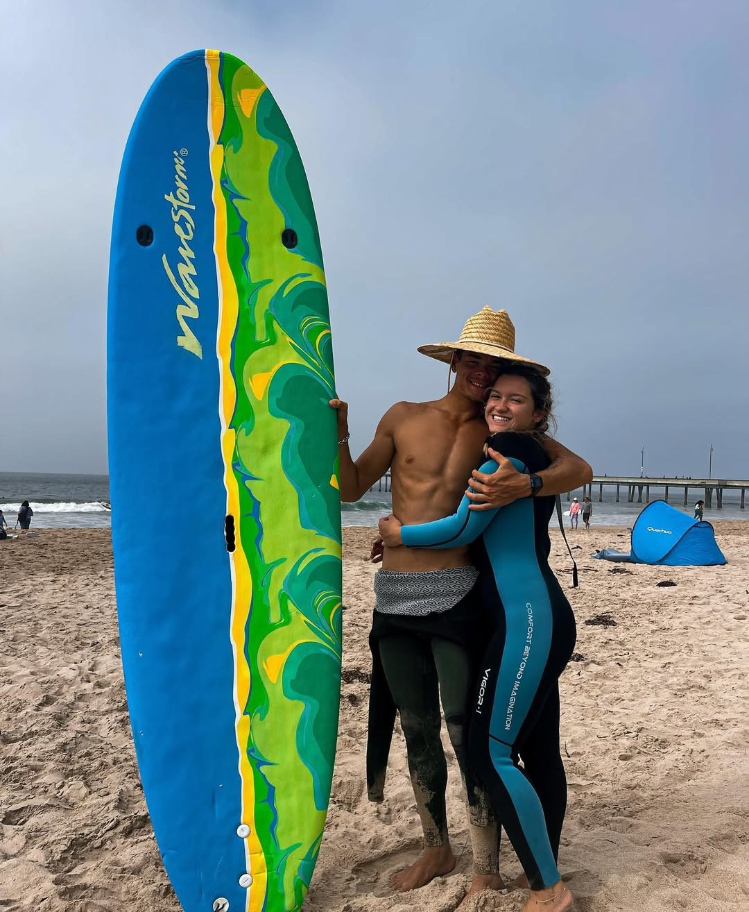 Outra filha de Gugu vive com namorado surfista e skatista brasileiro ...