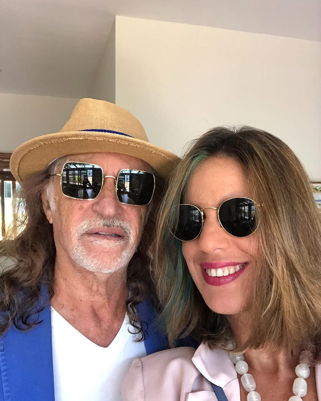 Alceu Valença beija a esposa, Yanê, em bastidor de show no Rio: casal ...