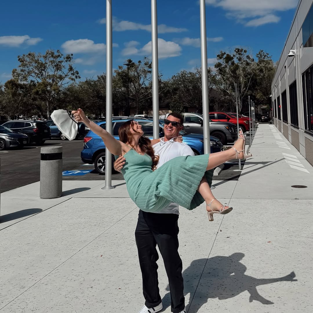 Filha de Gugu e marido ostentam Ferrari de R$ 2,5 milhões em ensaio ...