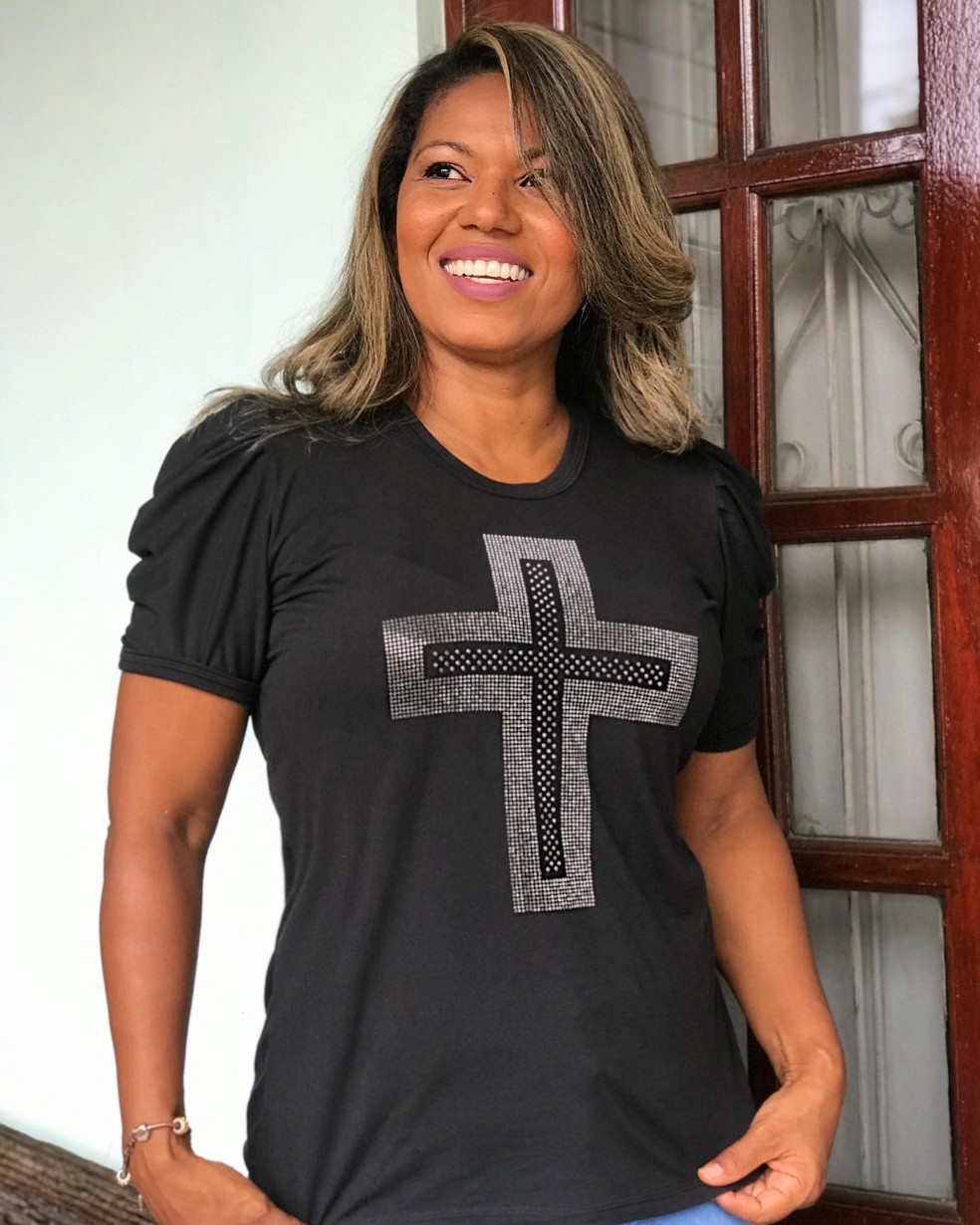 Fora das comemorações dos 30 anos do É o Tchan, Débora Brasil prega em ...