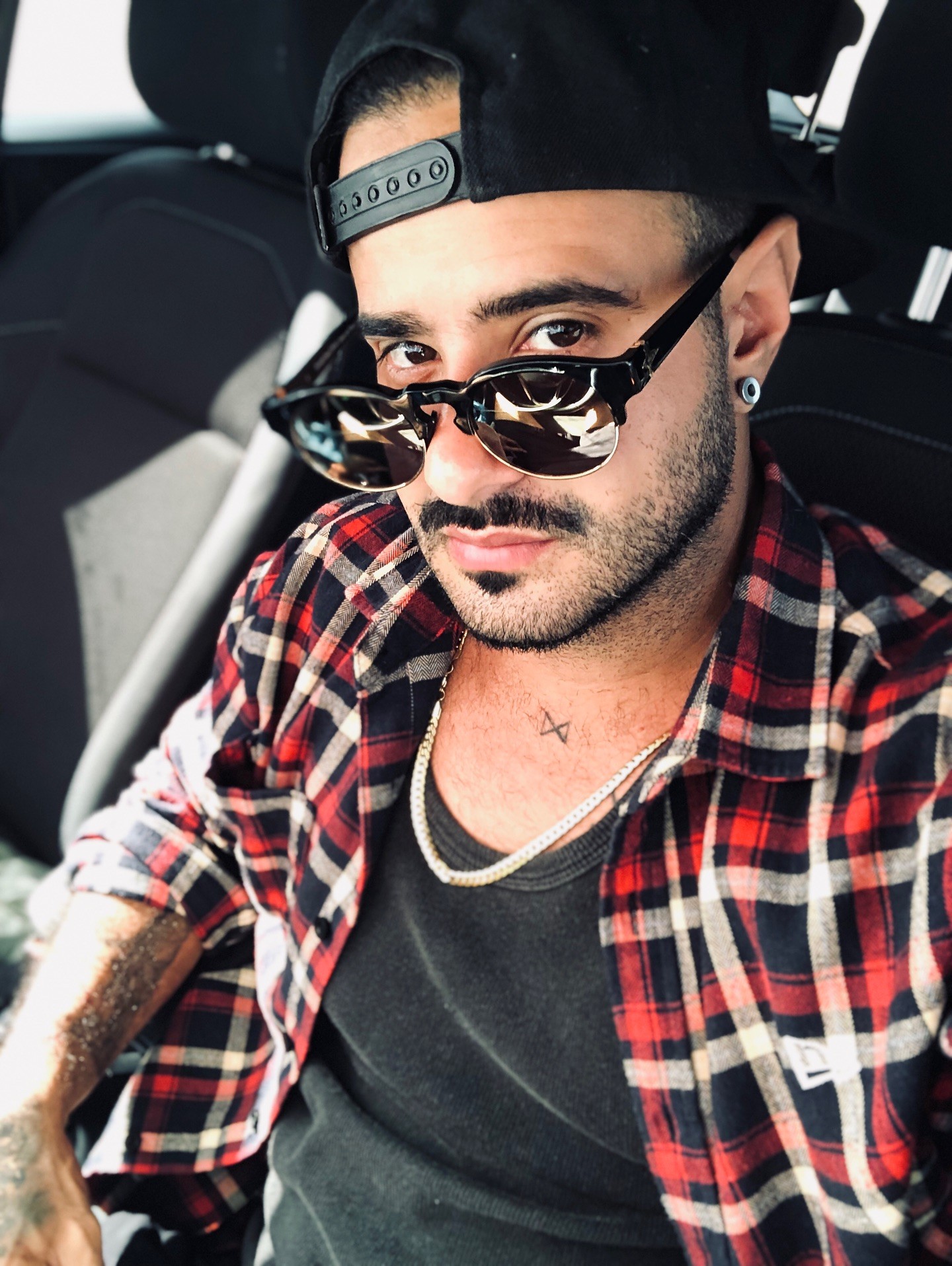 Ator trans Tarso Brant se veste de mulher e reflete: 'Só existo porque ...