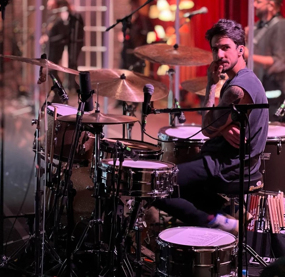 Baterista primo de Sandy e Junior chama atenção em show no 'BBB 25 ...