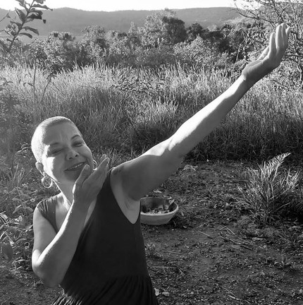 Ex-cantora, Angela Mattos vive hoje em Alto Paraíso, Goiás, e se ...