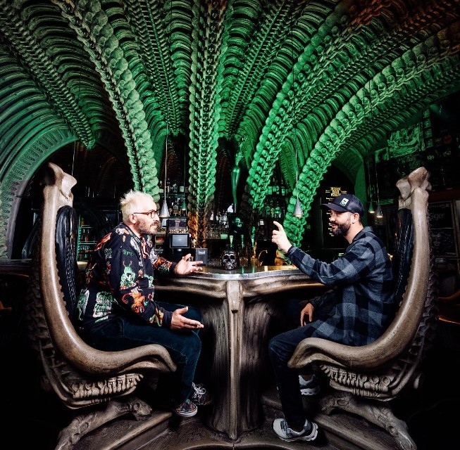 Conheça 'o bar mais bizarro do mundo', na Suíça, com 'ossos de aliens'