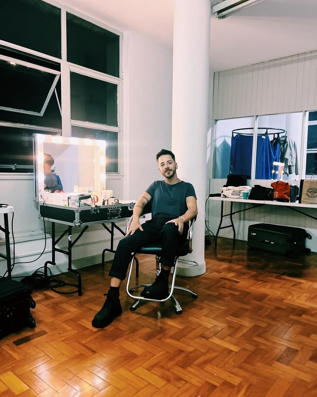 Junior Lima posa nu para divulgar álbum